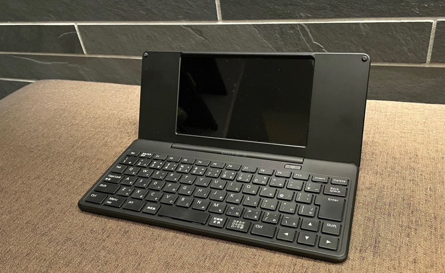 【レビュー】Pomera(DM200)を購入してみました。| 小型で持ち運びやすさ の最強デジタルメモ | ゆるりみ